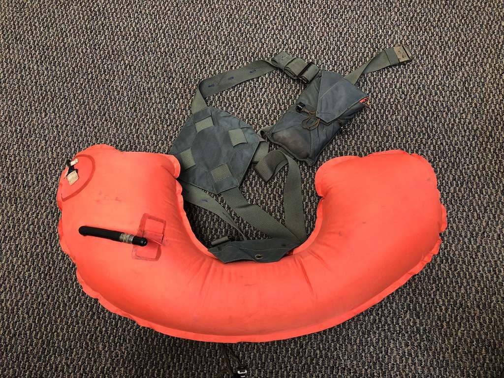 LPU-10/P underarm USAF inflatable floatation unit - 1961 - SURVIVAL ...