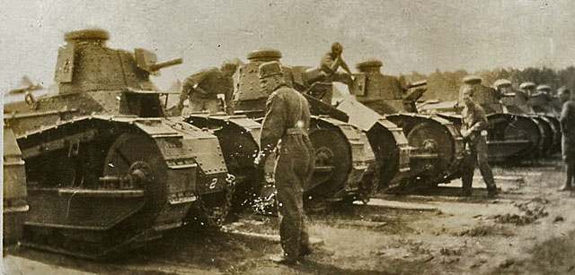 WW1 Group of Renault Tanks Photo - MILITARY VEHICLES - U.S. Militaria Forum