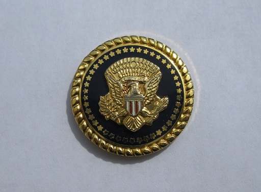 Unknown Presidential Seal Lapel Pin - LAPEL BUTTONS (DISCHARGE ...