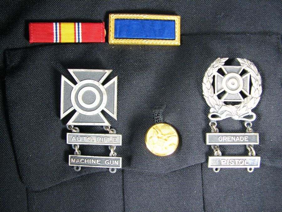 Qualification badge on Officers Coat - ARMY (INCLUDING USAAC/AAF) - U.S ...