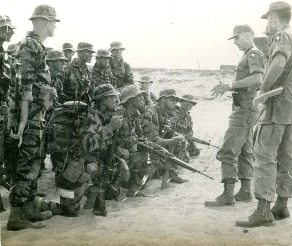 Vietnam US Army 101st Airborne LRRP Troops wearing Tiger Stripe ...