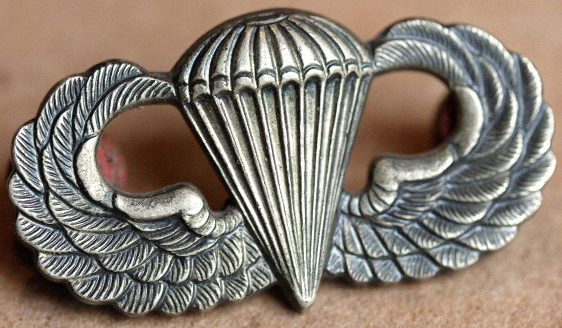 Parachutist Badge - ver nice feathering - german made? - AIRBORNE ...