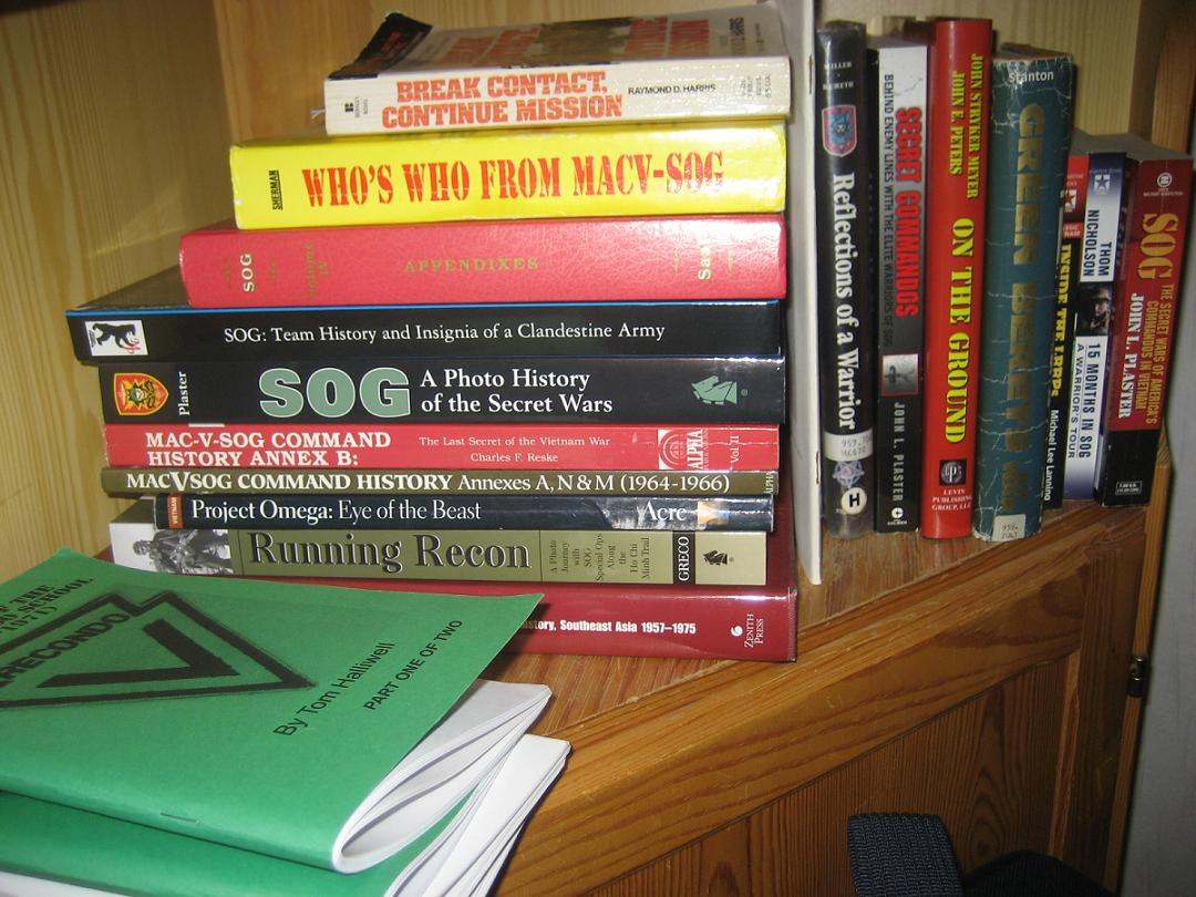 Show your bookshelf . - BOOK REPORTS - U.S. Militaria Forum