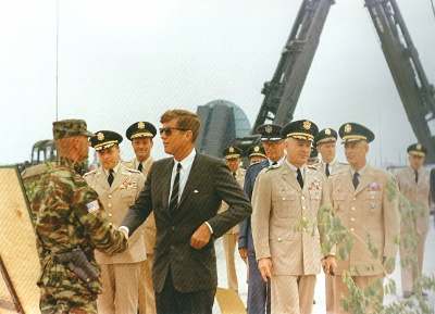 JFK shaking hand of US troop wearing Lizard camo - CAMOUFLAGE UNIFORMS ...