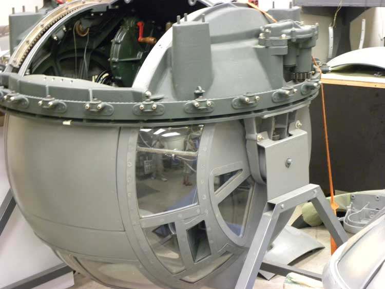 Having a ball...in the turret! - MILITARY AIRCRAFT & AVIATION - U.S ...