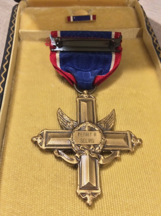 WWII Engraved Distinguished Service Cross - MEDALS & DECORATIONS - U.S ...