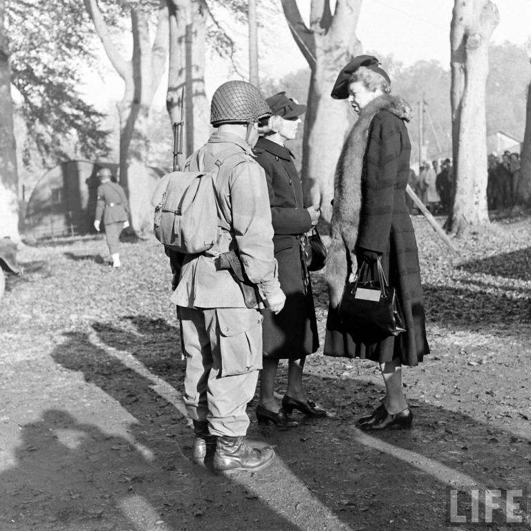 WWII Airborne Rigger Pouches - FIELD & PERSONAL GEAR SECTION - U.S ...