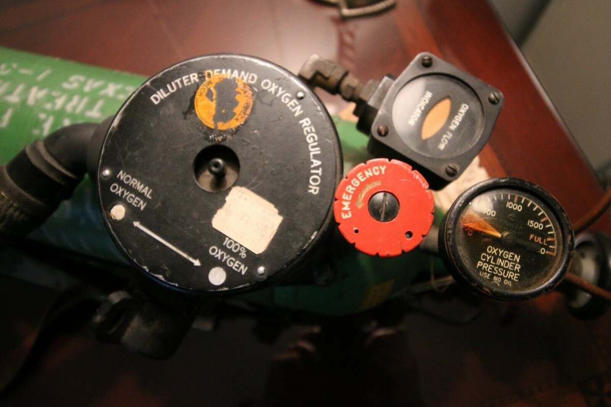 A very interesting Vintage WW2 O2 System - SURVIVAL GEAR - U.S ...