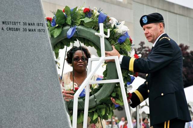 First Woman Green Beret! - WOMEN'S SERVICES - U.S. Militaria Forum