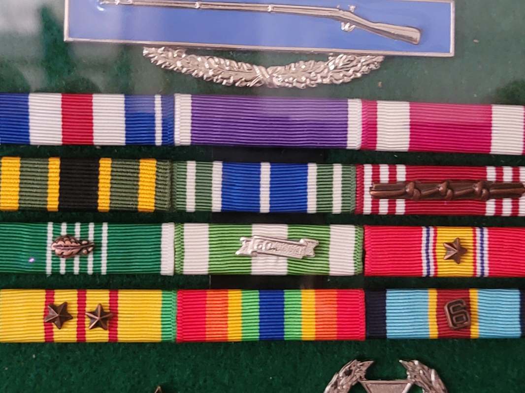 Help please looking for info - Arrowhead badge on Soldier's pocket ...