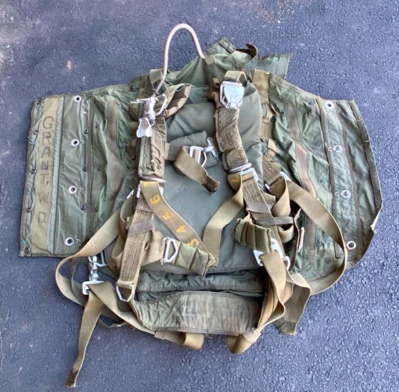 Unknown USMC Parachute Harness/Pack - SURVIVAL GEAR - U.S. Militaria Forum