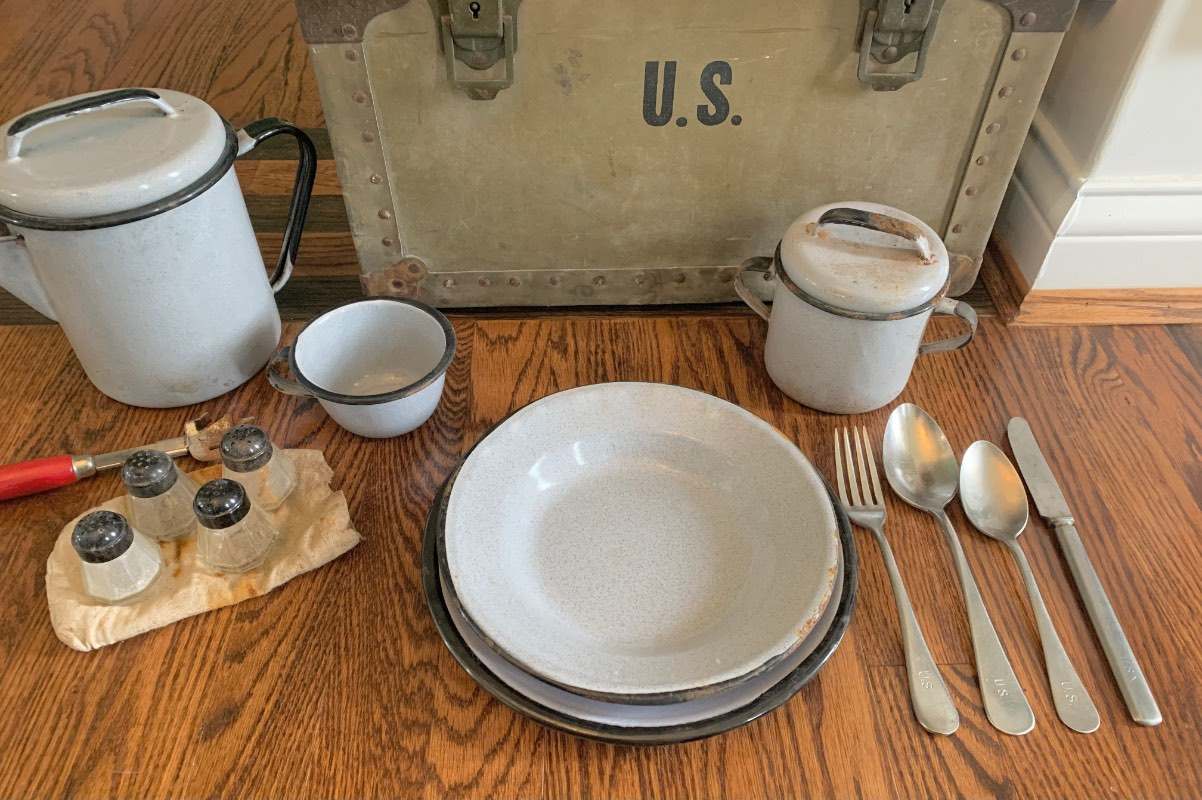 WWII 1942 Officer’s Mess Chest - FIELD & PERSONAL GEAR SECTION - U.S ...