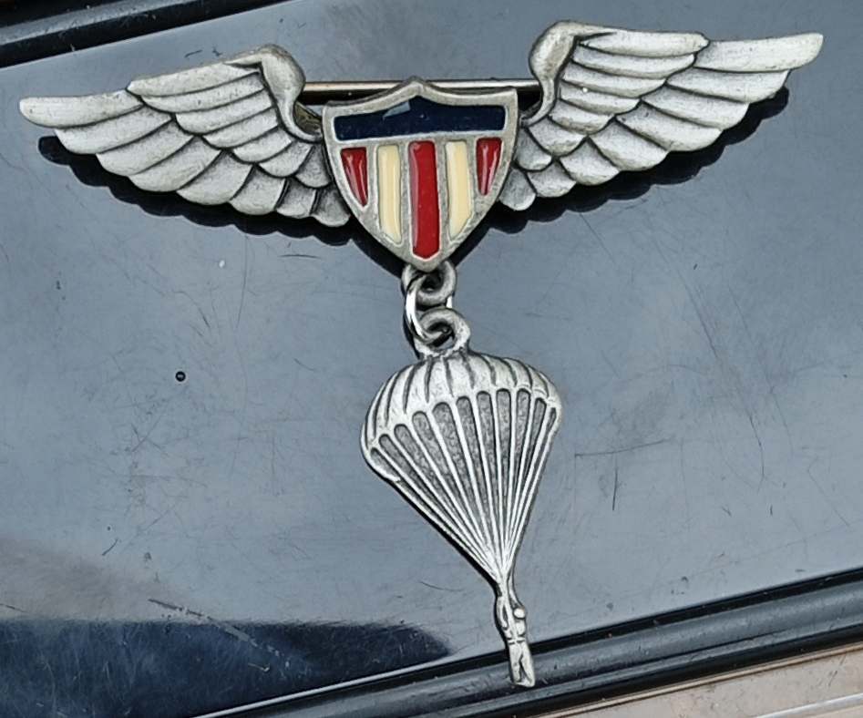 Unknown Parachute pin - AIRBORNE, GLIDER TROOPS, PARATROOP JUMP WINGS ...