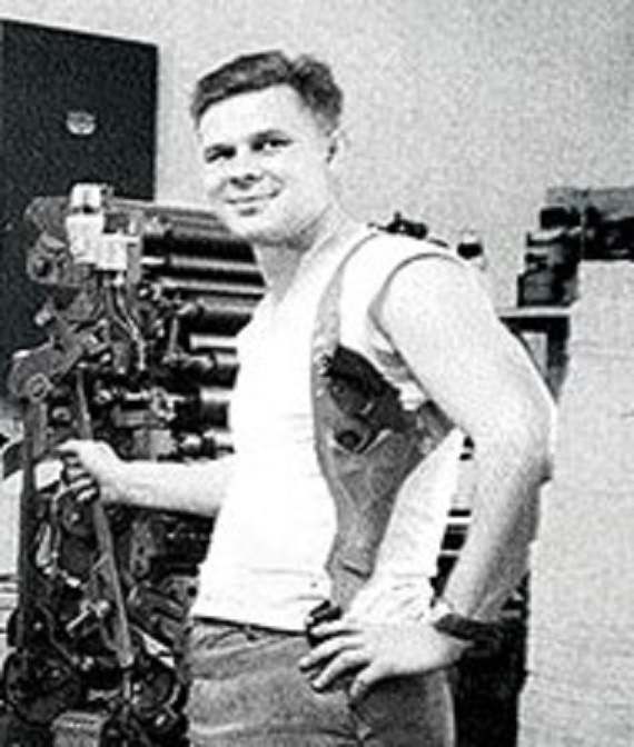 Help identify handgun in WWII photo - FIREARMS - U.S. Militaria Forum