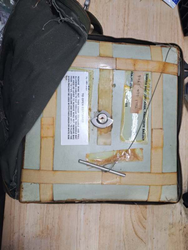 Army Aviation survival kits and sleeping bags - SURVIVAL GEAR - U.S ...