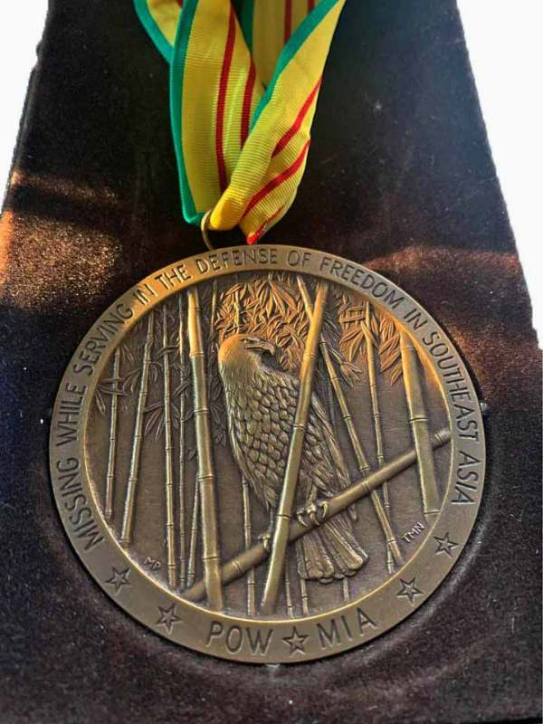 1983 POW MIA Family medallion - PRISONERS OF WAR / P.O.W.'S - U.S ...