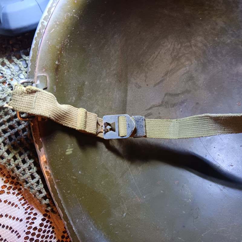 One more time, different buckles on WW2 M1/M1C helmets. What is kn own ...