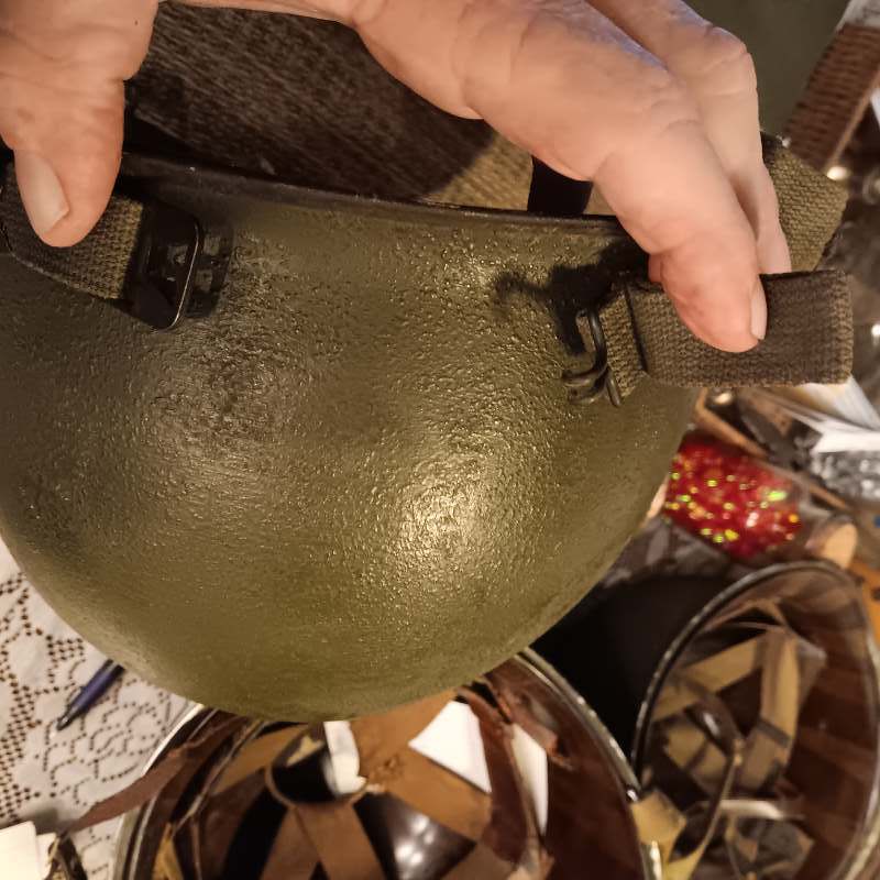 One more time, different buckles on WW2 M1/M1C helmets. What is kn own ...