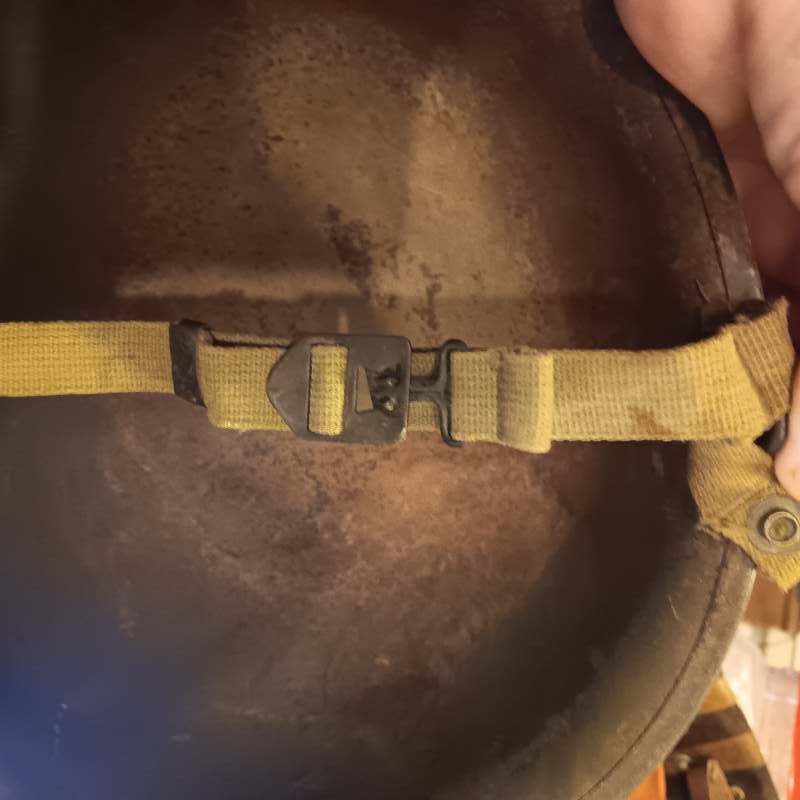 One more time, different buckles on WW2 M1/M1C helmets. What is kn own ...