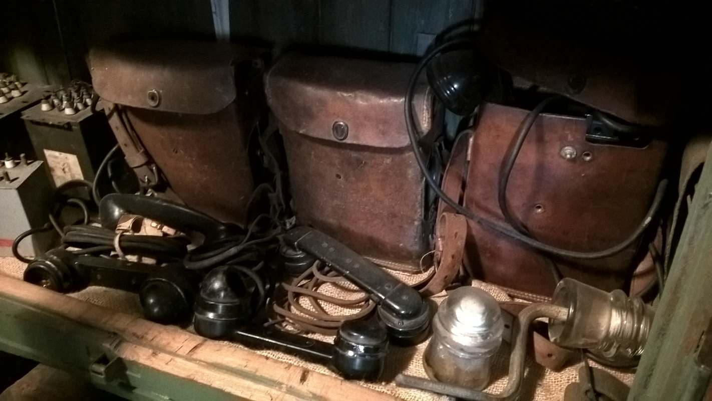 ww2 EE-8 Field Telephone - RADIO & COMMUNICATIONS GEAR - U.S. Militaria ...