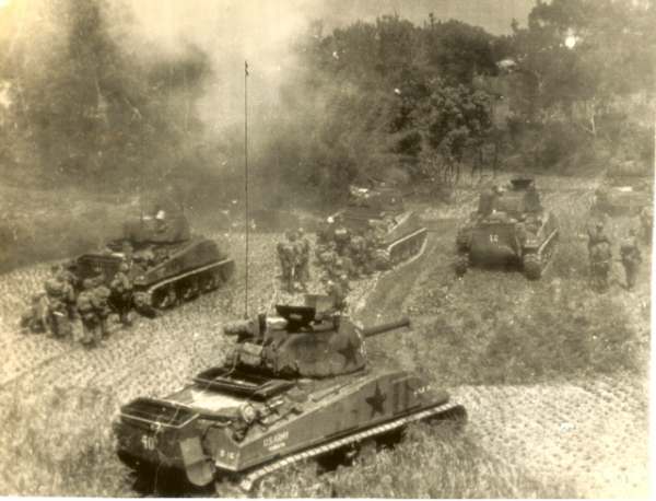 Sherman Tank in Action Photos - MILITARY VEHICLES - U.S. Militaria Forum